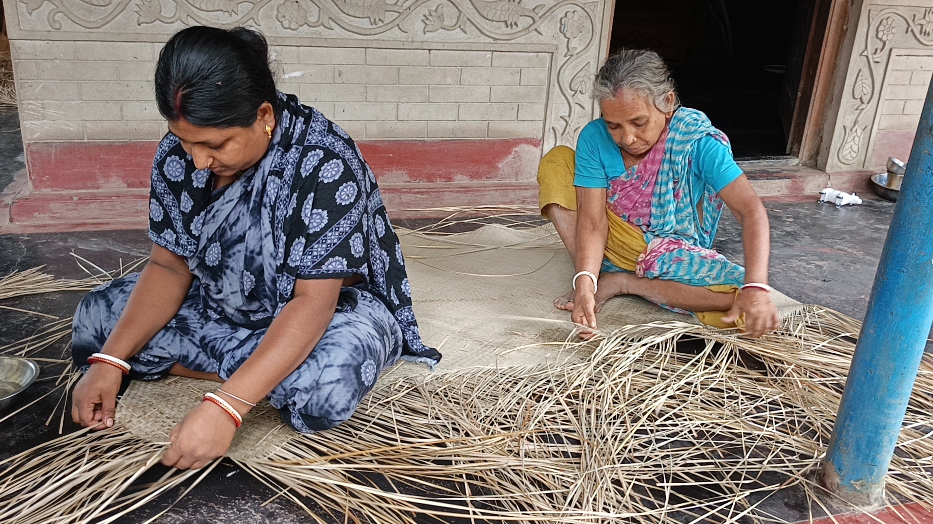 সিরাজগঞ্জে হারাতে বসেছে শীতল পাটি - DhakaCanvas